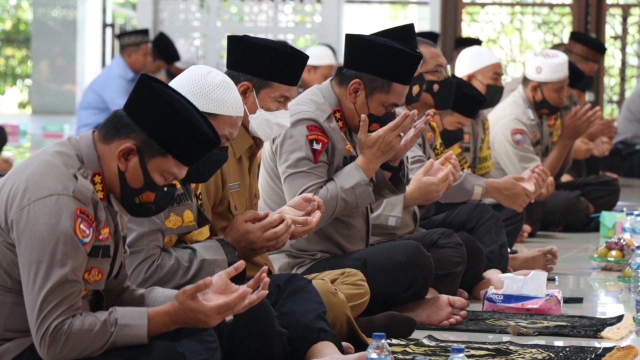 Kapolres Loteng Dampingi Kapolda NTB Hadiri Acara Istighosah Jelang ... Kapolres Loteng Dampingi Kapolda NTB Hadiri Acara Istighosah Jelang ...