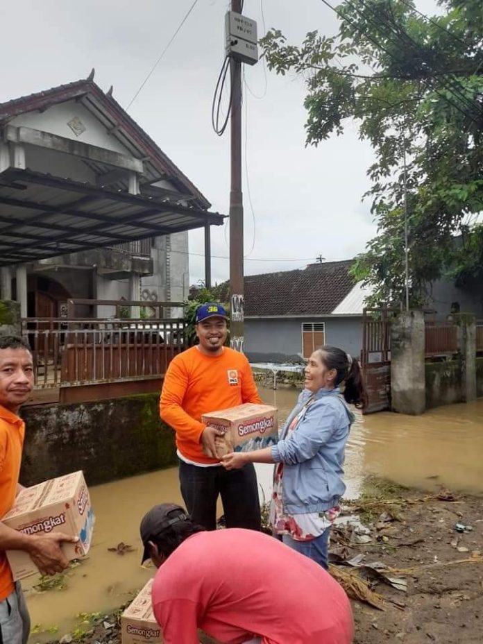 KSB dilanda Banjir, Relawan Johan Rosihan Gerak Cepat Beri Bantuan ... KSB dilanda Banjir, Relawan Johan Rosihan Gerak Cepat Beri Bantuan ...